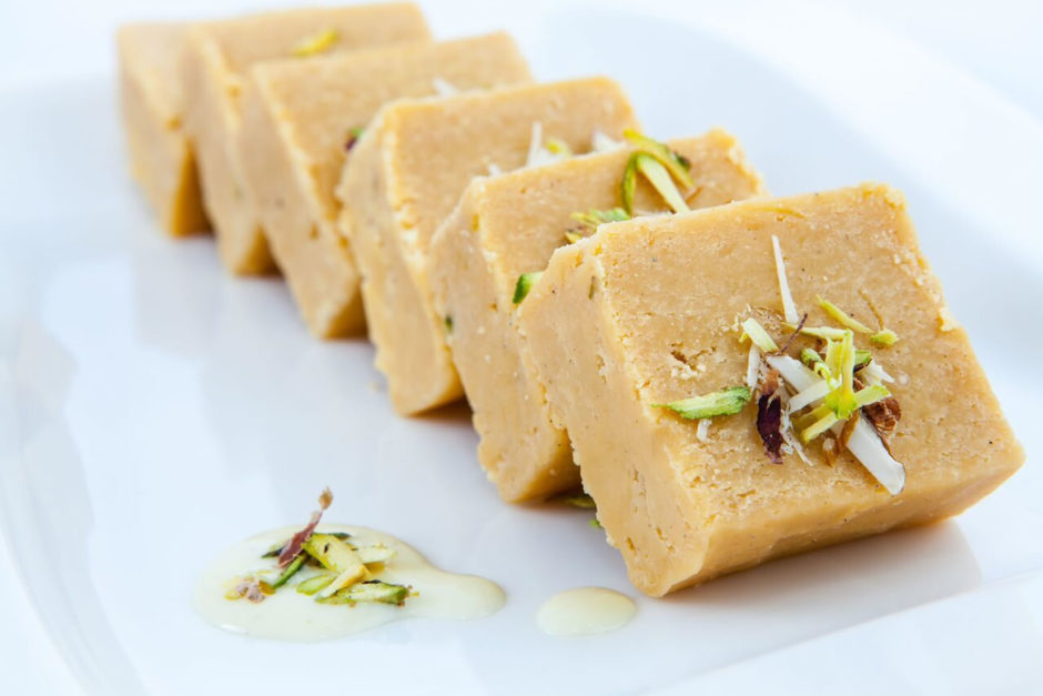 Barfi. Receta a base de leche condensada y azúcar.