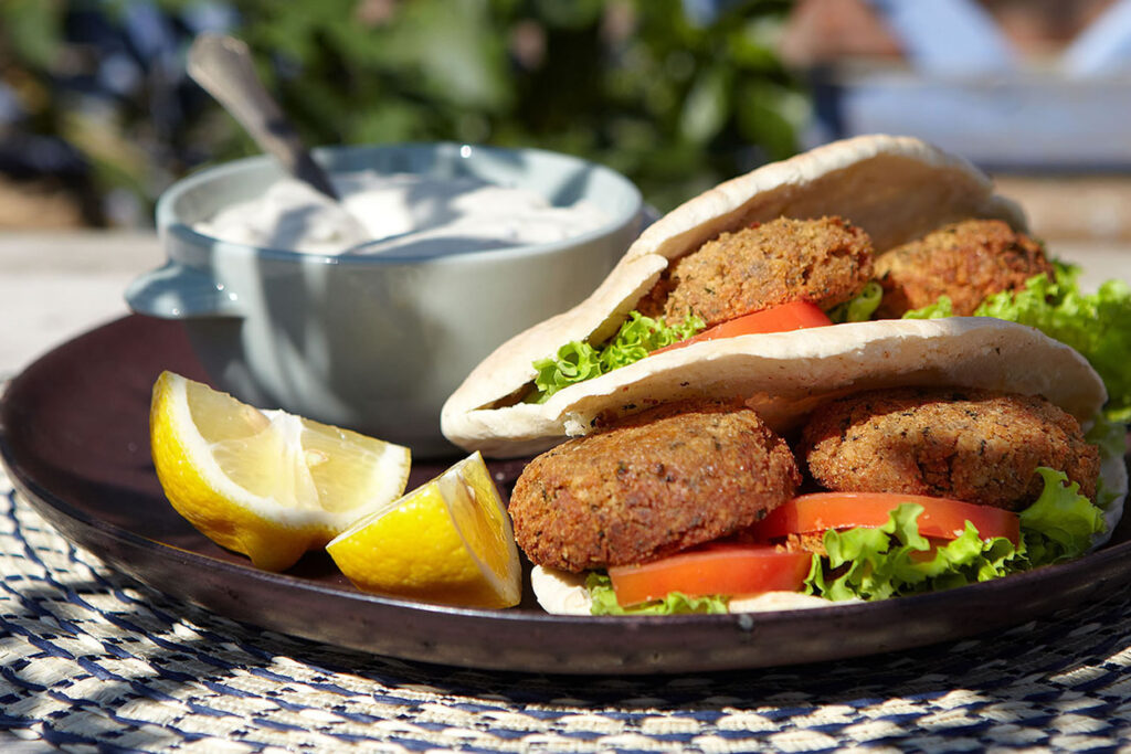 Receta de Falafel con salsa de tahini, de Medio Oriente.
