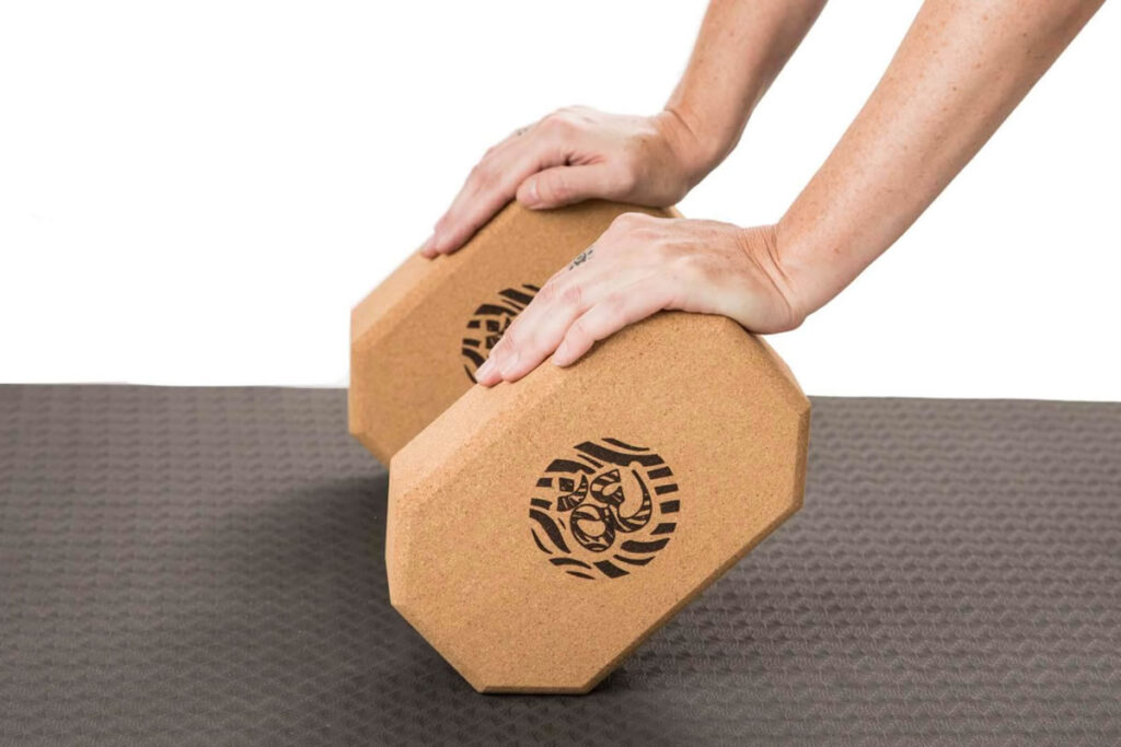 Los mejores bloques de Yoga de madera o corcho en Amazon y Decathlon
