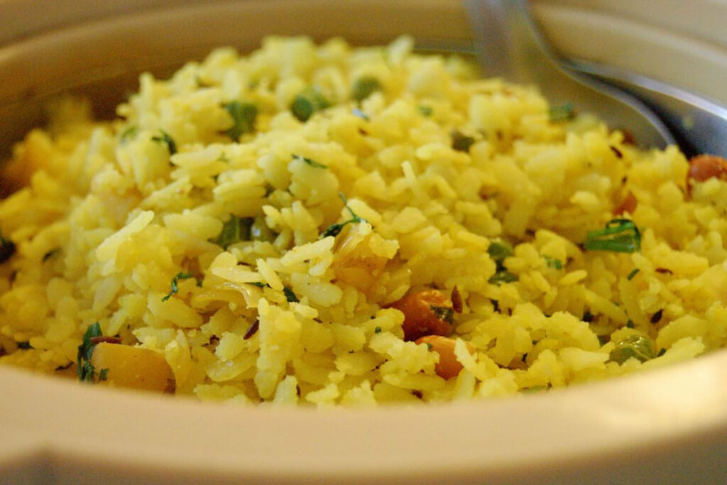 Receta de Poha: un saludable plato de arroz aplanado indio